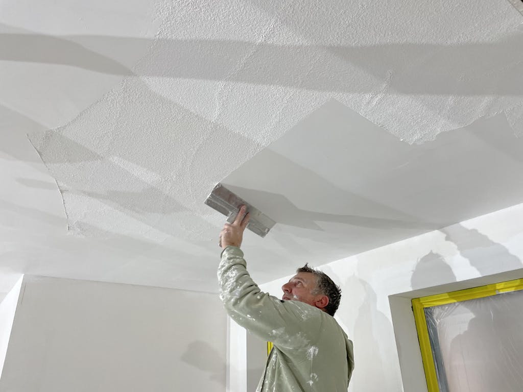 Wat kost een plafond stucen? Lees hier de exacte m2 prijzen.