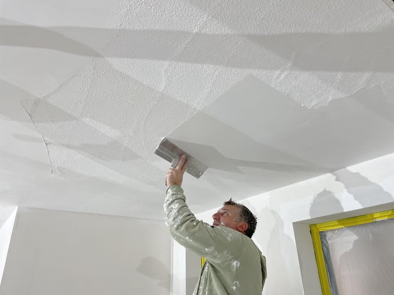 Wat kost een plafond stucen? Lees hier de exacte m2 prijzen.
