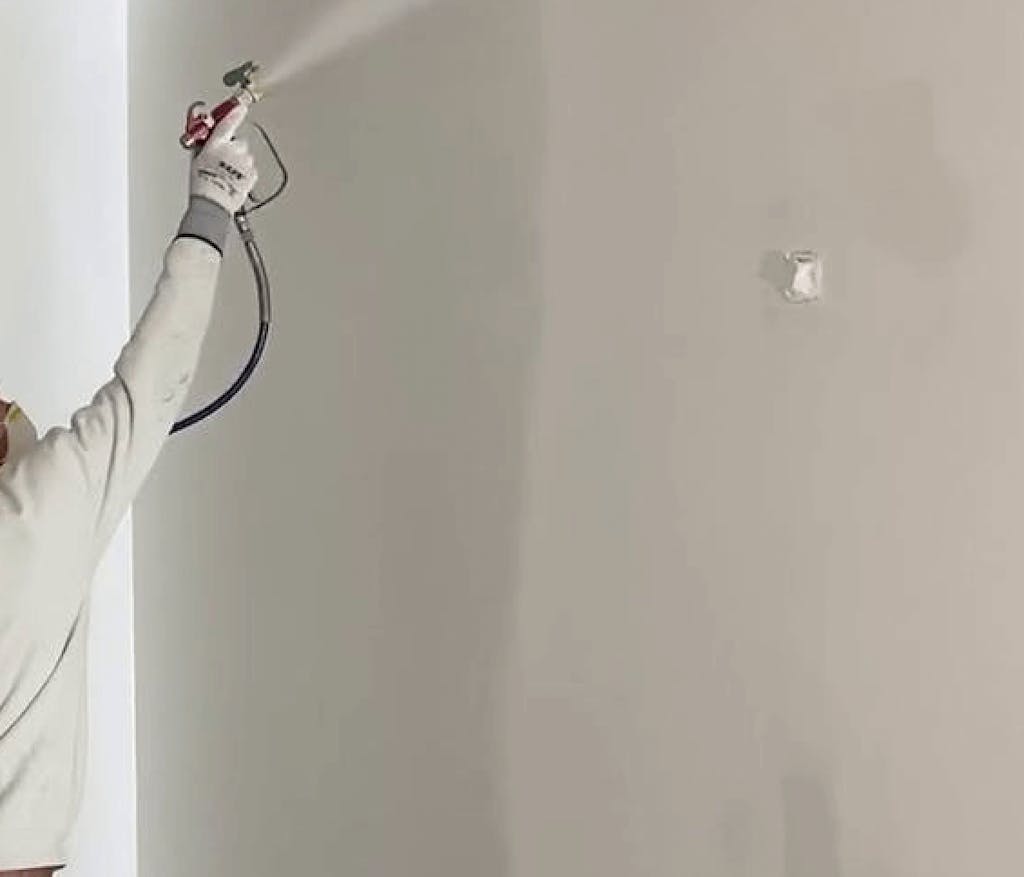 Wat kost het verfspuiten van muren en plafonds?